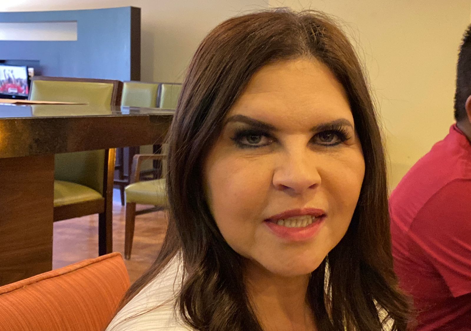Norma Layón levanta la mano para aparecer en las boletas electorales ...